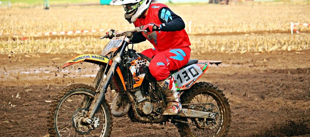 How to Fix a Stuck Throttle on a Dirt Bike - Dirt Bike Moto
