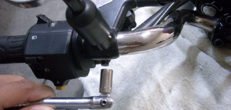 How to Adjust Dirt Bike Throttle Cable in 7 Easy Steps - Dirt Bike Moto